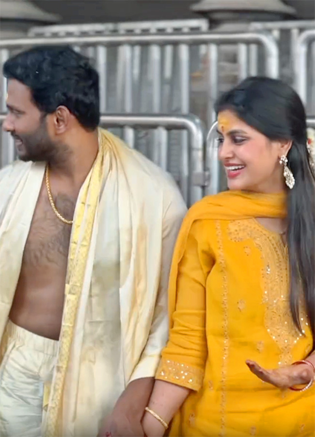 Soniya Akula-Yash: వేములవాడ రాజన్నను దర్శించుకున్న కొత్త జంట (ఫోటోలు) | Sonia Akula Visits ...